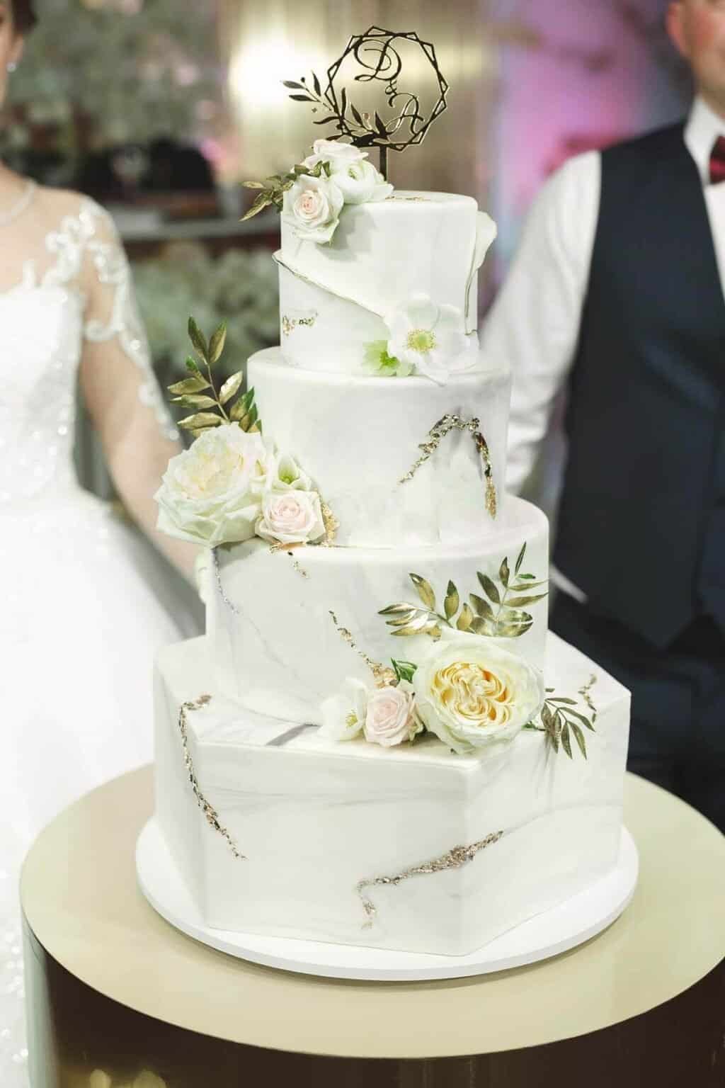 47 Simple Wedding Cakes That Will Wow Guests