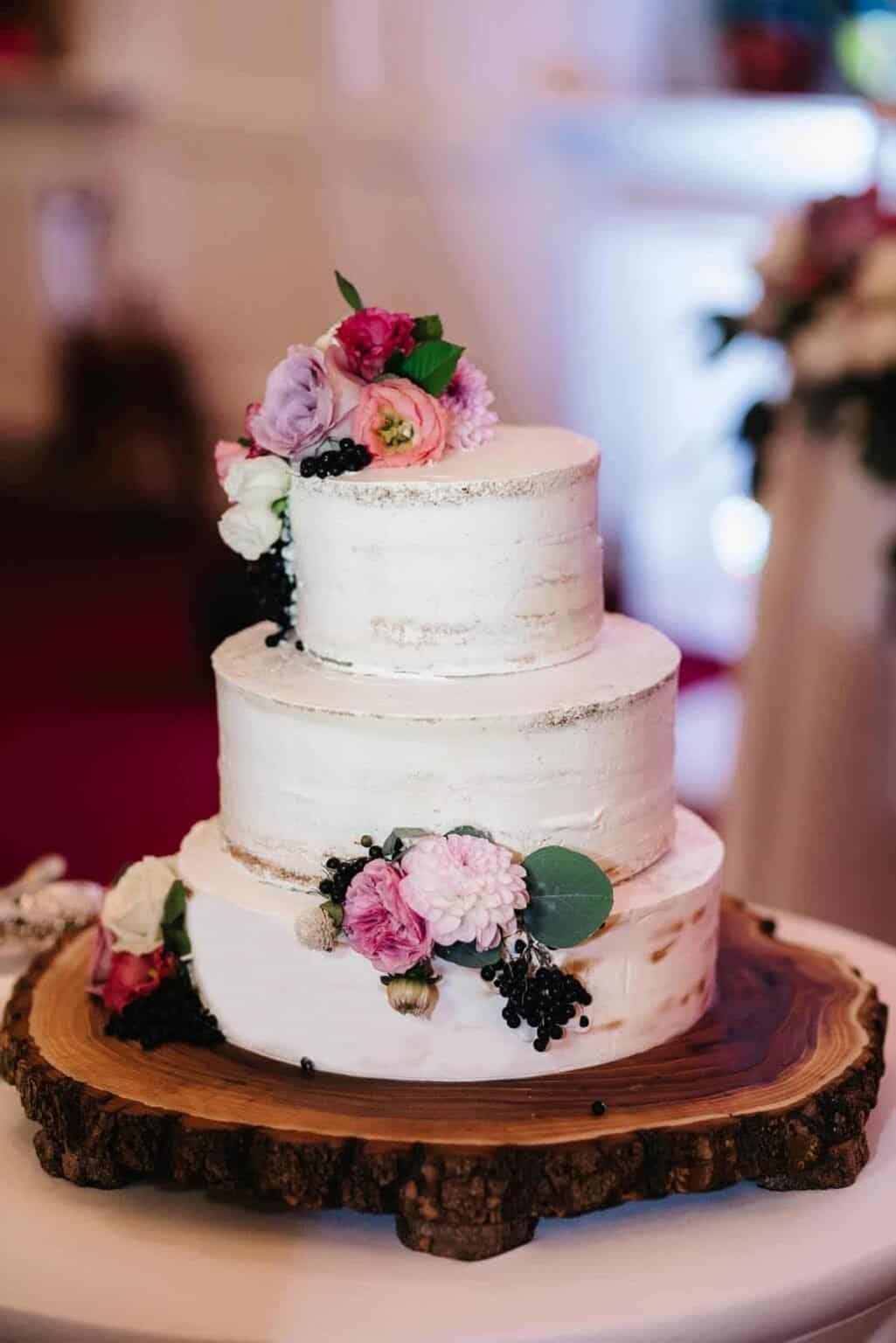 47 Simple Wedding Cakes That Will Wow Guests