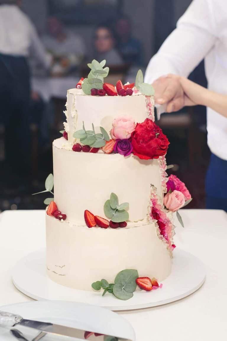 47 Simple Wedding Cakes That Will Wow Guests