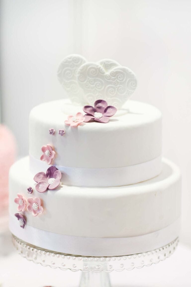 47 Simple Wedding Cakes That Will Wow Guests